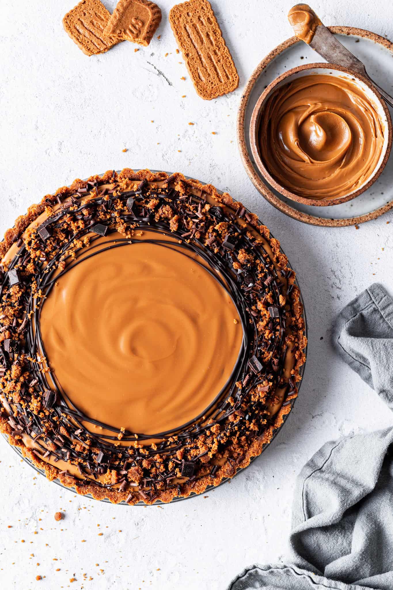Chocolate Biscoff Tart (No-Bake & Vegan) - Crumbs & Caramel