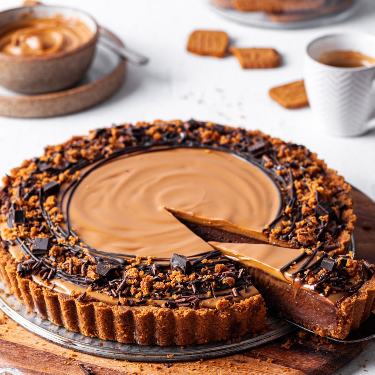 Chocolate Biscoff Tart (No-Bake & Vegan) - Crumbs & Caramel