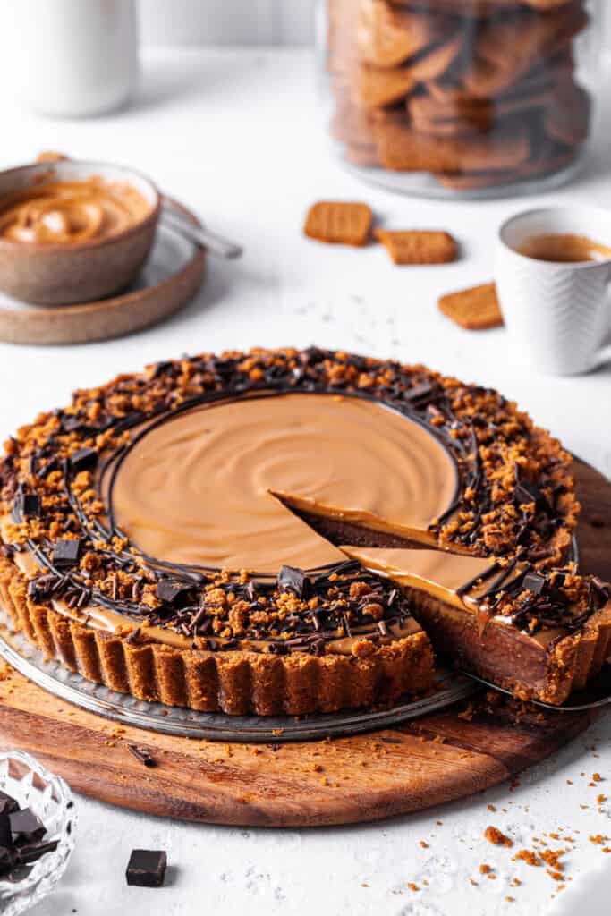 Chocolate Biscoff Tart (No-Bake & Vegan) - Crumbs & Caramel