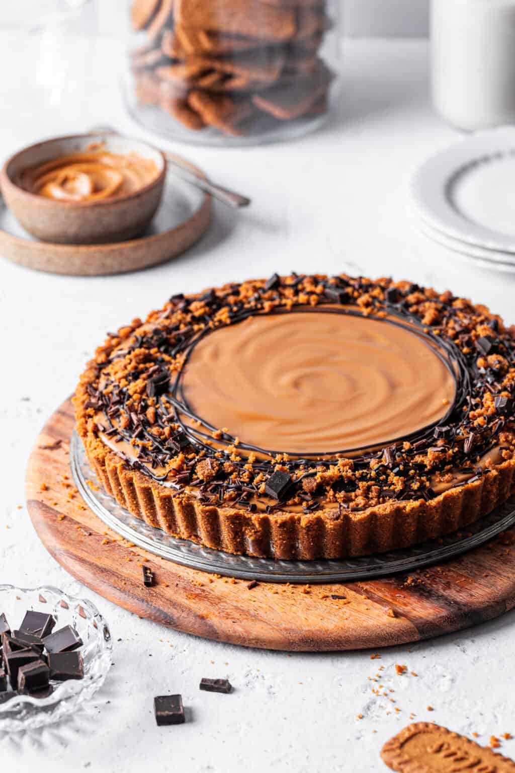 Chocolate Biscoff Tart (No-Bake & Vegan) - Crumbs & Caramel