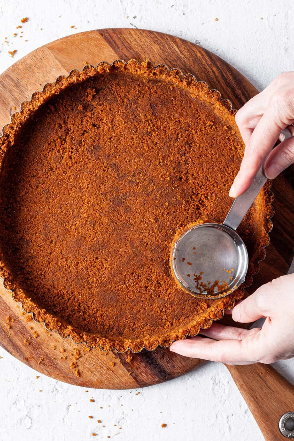 Chocolate Biscoff Tart (No-Bake & Vegan) - Crumbs & Caramel