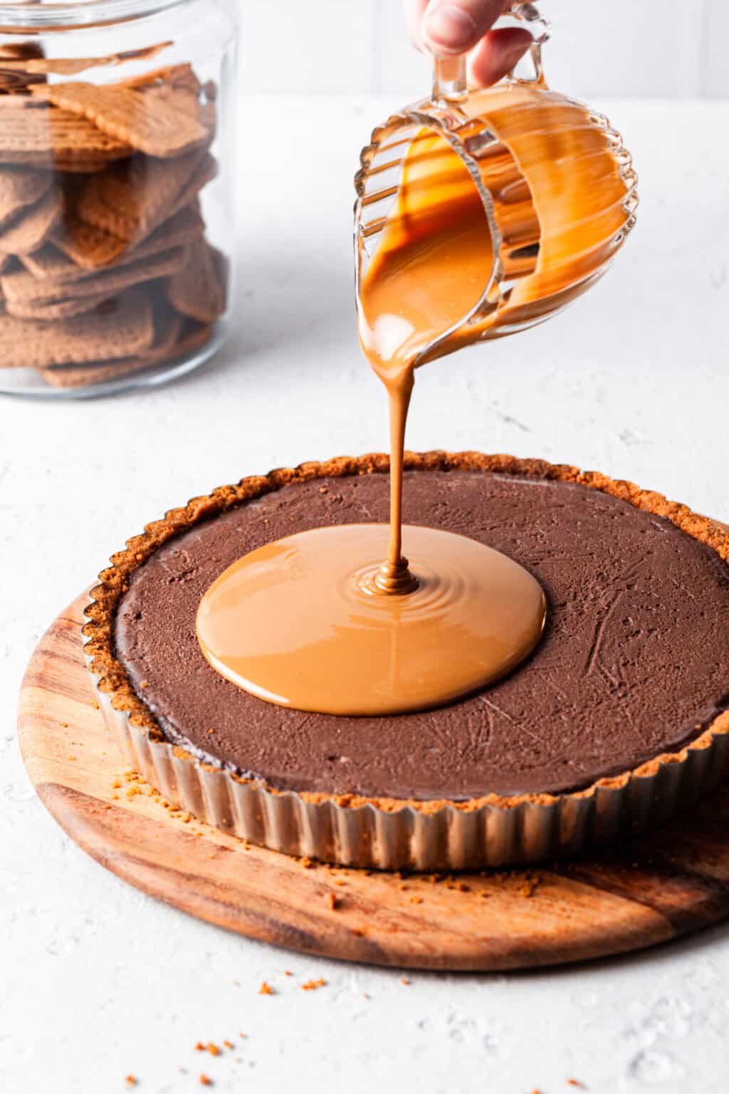 Chocolate Biscoff Tart (No-Bake & Vegan) - Crumbs & Caramel