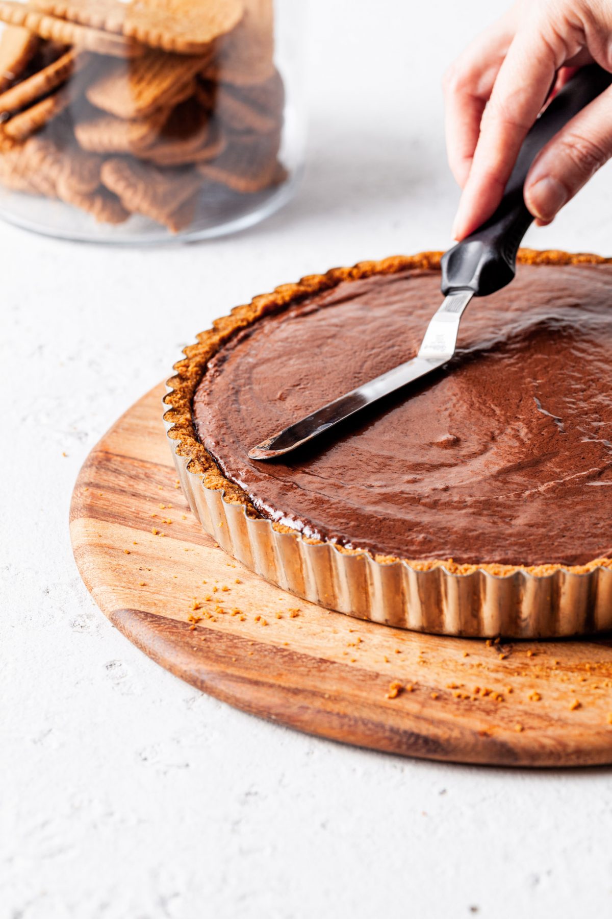 Chocolate Biscoff Tart (No-Bake & Vegan) - Crumbs & Caramel